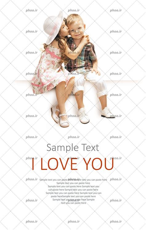عکس با کیفیت دختر و پسر نشسته در پس زمینه سفید که دختر پسر را بوس می
