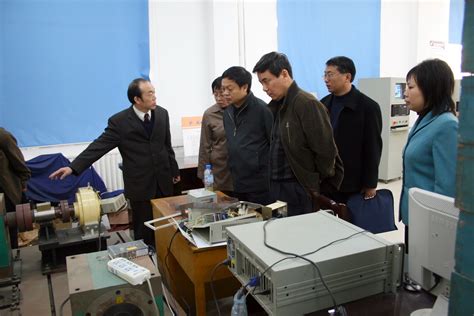 省教育厅张永宏副处长来我院考察实验教学示范中心建设情况 湖北汽车工业学院实验教学示范中心