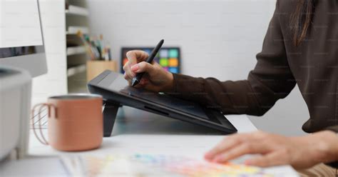 드로잉 태블릿과 컬러 견본으로 작업하는 여성 그래픽 디자이너 손의 클로즈업 보기 사진 Unsplash의 책상 이미지