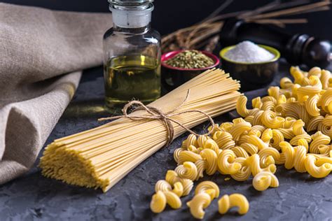 생 쌀된 이탈리아 파스타 스파게티 그리고 부엌에서 요리에 대 한 재료 음식 디자인의 구성의 개념입니다 건강한 식생활에 대한 스톡 사진 및 기타 이미지 Istock