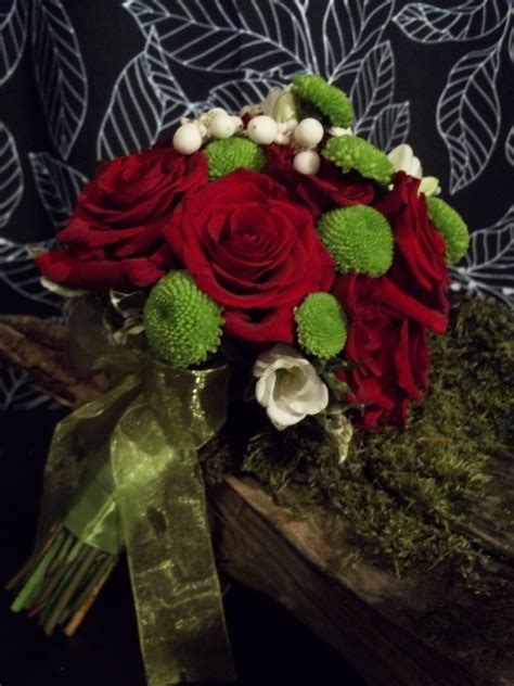 Buchete Cu Flori Buchet Nasa Cu Trandafiri Rosii Frezii Albe Si Santini Verde