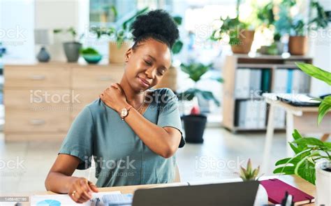 사무실 회계 목 통증 문제 및 의료 해부학 적 부상 응급 또는 위기가있는 여성 책임 차트 데이터 분석 회계사 및 아프리카 행정부가 세금 준수 감사를 수행합니다 목 통증에