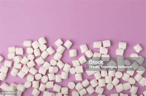 유리 그릇에 마시멜로와 라일락 배경에 항아리 간식을위한 과자와 스낵 쫄깃한 사탕 클로즈업 공간을 복사합니다 텍스트를위한 장소 끈적거리는에 대한 스톡 사진 및 기타 이미지