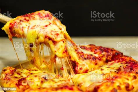 뜨거운 피자 레스토랑 피자 이탈리아 요리에에서 테이블에 치즈를 용 해로 쪼 갠 다 그릇에 대한 스톡 사진 및 기타 이미지 그릇 녹기 레스토랑 Istock