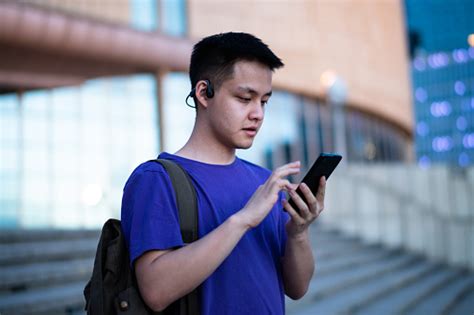 대학 캠퍼스에서 스마트폰을 사용하는 아시아 성인 학생 대학교에 대한 스톡 사진 및 기타 이미지 대학교 20 24세 Brand Name Smart Phone Istock