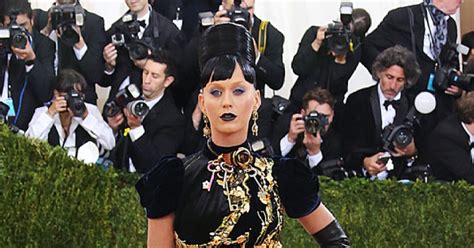 케이티페리 시선 집중시킨 난해한 패션 깻잎머리검은색 입술 파파라치컷