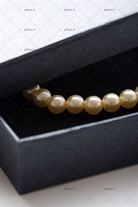 عکس گردنبندی از مروارید در جعبه مشکی عکس با کیفیت و تصاویر استوک حرفه ای