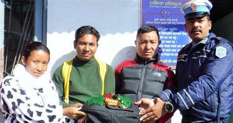 ट्याक्सीमा छुटेको ७ तोला सुन चालकले बुझाए प्रहरीलाई