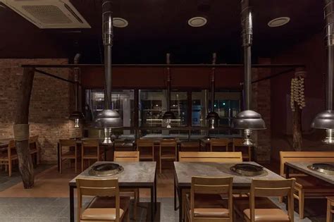 빈티지 컨셉에 차분한 분위기를 더한 모던 고깃집 인테리어 사진