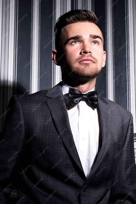 Красивый мужчина в костюме Бесплатно Фото