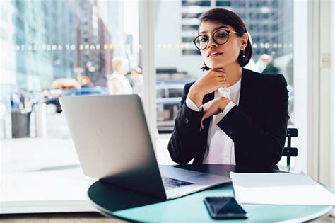 카페에서 원격 작업을 하 고 노트북에 소프트웨어를 업데이트 하는 자신감 사업가의 초상화 번영 경력 성공적인 상인 커피숍에 앉아 하는 프로젝트에 대 한 피드백을 기다리는 만족