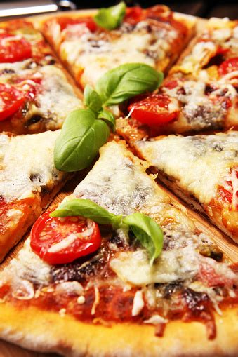 녹 인된 치즈 빨간 토마토와 치즈 토마토 체리 토마토로 장식 테이블에 녹색 바 질 채식 이탈리아 피자 0명에 대한 스톡 사진 및 기타 이미지 Istock