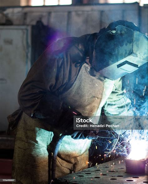 용접 마스크의 공장에서 용접기 용접금속 부품 용접 및 스파크 용접 강철에 대한 스톡 사진 및 기타 이미지 강철 건설 산업