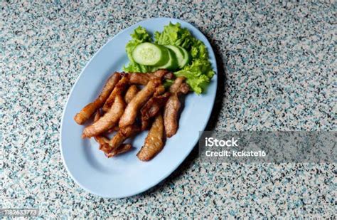 얇게 썬 돼지 고기 볶은 태국 스타일 과 녹색 잎 샐러드 와 소박한 접시에 칼숯삶은 돼지 목 그릴 돼지 고기 태국 스타일 음식 0명에 대한 스톡 사진 및 기타 이미지