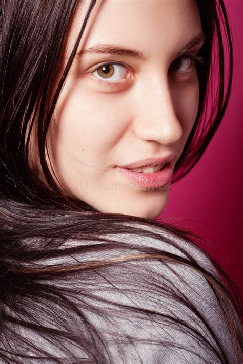 Retrato De La Muchacha Triguena Con El Pelo Largo Sobre Color De Rosa Foto De Archivo Imagen