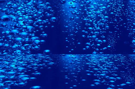 디포커스는 스플래쉬와 거품으로 투명한 파란색의 맑고 잔잔한 물 표면 질감을 흐리게 처리했습니다 바다 밑의 거품 물 바다 밑의 물 거품 거품과 거품이있는 푸른 수채화 0명에