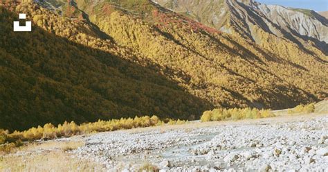 산 사이의 계곡을 흐르는 강 사진 Unsplash의 무료 언덕과 산 이미지