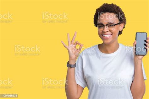 손가락 우수한 기호 확인 서명 하 고 격리 된 배경 위에 젊은 아프리카계 미국인 여자 보여주는 스마트폰 화면 컷아웃에 대한 스톡 사진 및 기타 이미지 Istock