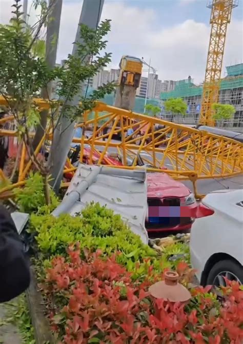 网传浙江一工地塔吊倒塌砸到市民当地警方回应砸到一人 浙江 塔吊 工地 新浪新闻