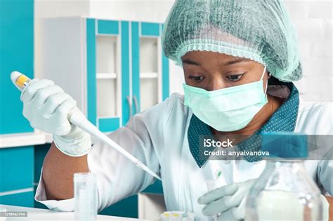 흰색 코트 보호 모자 및 장갑을 착용한 아프리카 과학자 기술 보조 자 또는 의료 기술자는 의료 테스트 실험실에서 새로운 코로나바이러스에 대한 Pcr 테스트를 최적화합니다