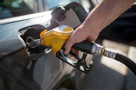 자동차 주유소에서 급 유입니다 가솔린 오일 펌핑 하는 남자 이 사진은 자동차 산업 이나 수송 개념에 사용할 수 있습니다 남자에 대한 스톡 사진 및 기타 이미지 Istock