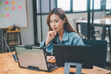 Female Programmers Are Thinking And Planning To Work On Programming