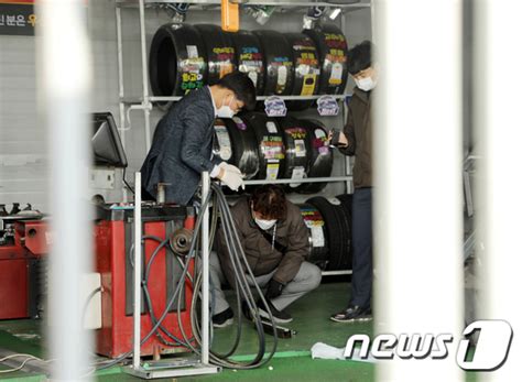 범행 도구 살펴보는 경찰