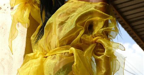 갈색 머리 개성 고요한 긴 머리 날씬한 노란 드레스 드레스 럭셔리 매력 매력적인 매우 훌륭한 멋진 모델 보그 사색 중인 숙녀 스타일 시크한