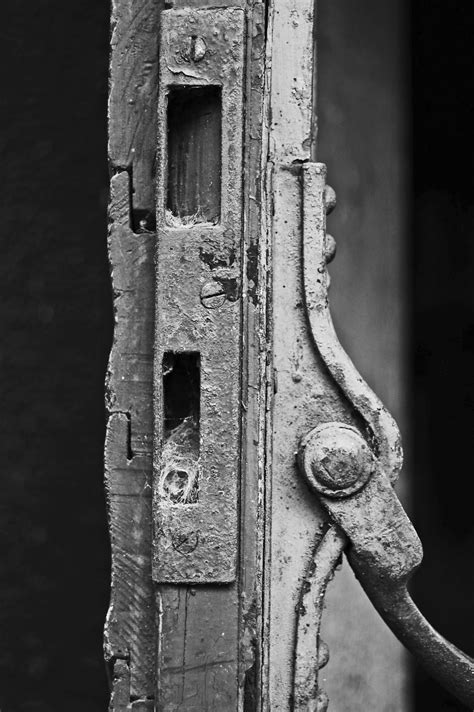 무료 이미지 검정색과 흰색 목재 화이트 사진술 번호 늙은 동상 부서진 금속 부식 없는 파멸 검은 단색화 오래된 건물 닫다 오래된 집 조각