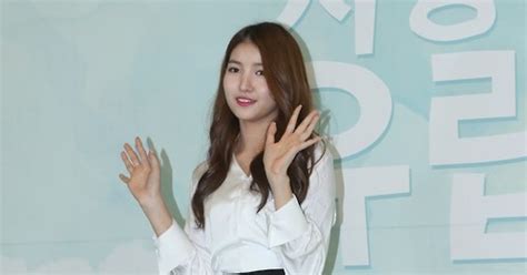 포즈 취하는 여자친구 소원