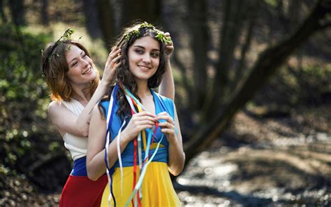 Веселі україночки Патріотичні шпалери на робочий стіл