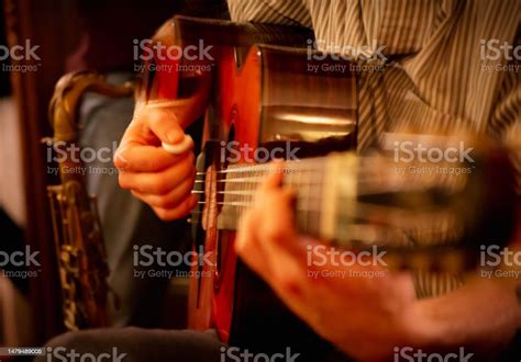 캐나다의 한 별장에서 야간 콘서트에서 어쿠스틱 기타를 연주하는 음악가 Classical Concert에 대한 스톡 사진 및 기타 이미지 Classical Concert