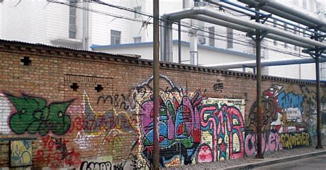 공장벽화가 예술촌을 홍보