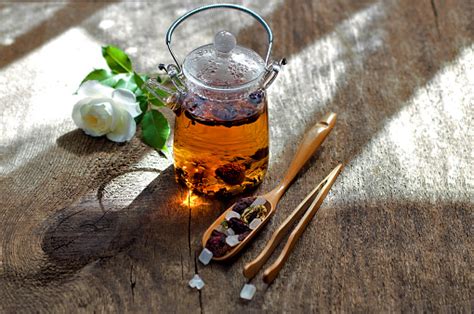 유리 찻주전자에 뜨거운 향기로운 과일 티입니다 차 마시고 어둡고 거친 나무 테이블에 중국 차 전통 악기 차를 마 시의 개념입니다