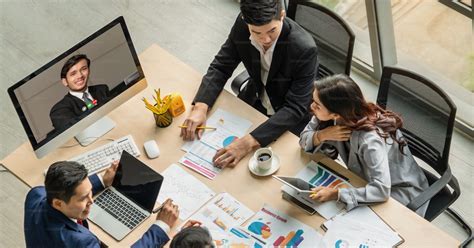 화상 통화 그룹 비즈니스 사람들은 가상 작업 공간 또는 원격 사무실에서 만납니다 스마트 비디오 기술을 사용하여 전문 기업 비즈니스의 동료와 소통하는 원격 근무 전화 회의