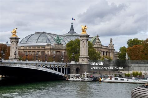 퐁 알렉산더 Iii 파리에서 세 느 강에 걸쳐 갑판 아치 다리입니다 0명에 대한 스톡 사진 및 기타 이미지 0명 가을 강