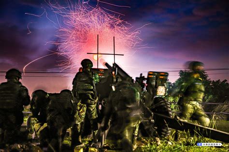 中華民國陸軍 21砲指部日前實施105榴砲夜間實彈射擊💥💥💥官兵在測考中心規範與時間限制下，依序進行「射擊、測量、
