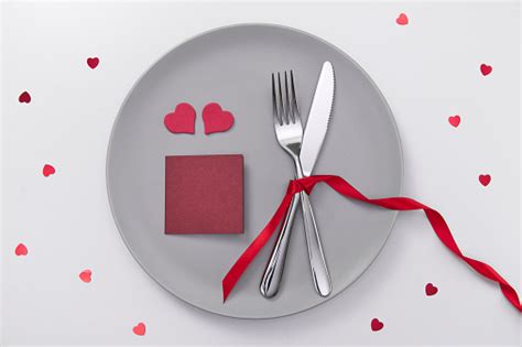 텍스트 발렌타인 데이 축제 테이블 설정 카드 흰색 테이블에 회색 접시 포크 칼과 빨간색 리본에 빨간 하트 모양평면 누워 데이트 컨셉을 좋아합니다 텍스트를 배치하고 공간을