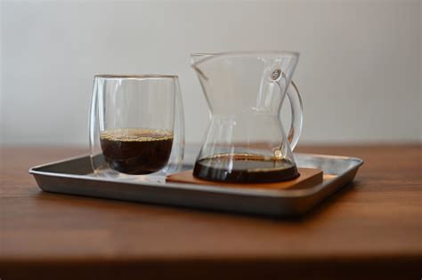 나무 테이블 위의 트레이에 담긴 작은 주전자와 유리잔에 담긴 갓 내린 커피 0명에 대한 스톡 사진 및 기타 이미지 0명 갈색 마실 것 Istock