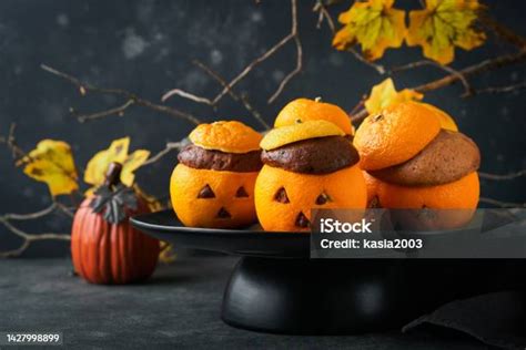 할로윈 파티 잭 오 랜턴 초콜릿 오렌지 케이크는 오래된 숲 가지 및 나뭇잎의 배경에 대하여 할로윈 음식 개념 할로윈 축하를위한 과자 10월에 대한 스톡 사진 및 기타 이미지