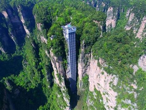 航拍張家界百龍天梯326米世界最高戶外電梯 緊貼懸崖驚險 每日頭條