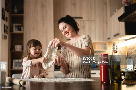 집에서 만든 피자를 위해 반죽을 준비하는 아이를 가진 여자 부엌에서 피자를 요리하는 어머니와 아이들 피자에 대한 스톡 사진 및 기타 이미지 Istock
