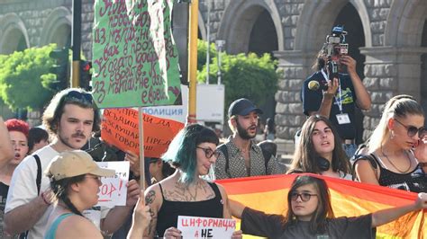 Протест пред НС срещу забраната за ЛГБТИ пропагандата в училище Новини бг
