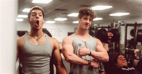 실내 Fitnessmotivation 개인 피트니스 건강 건강 활동 건강과 웰빙 굴곡 그룹 근육 근육질의 남성 건강 남성복 남자 동기 부여