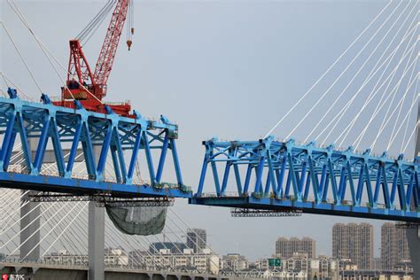 不惧高温高空和大雨高铁工人依旧奋战