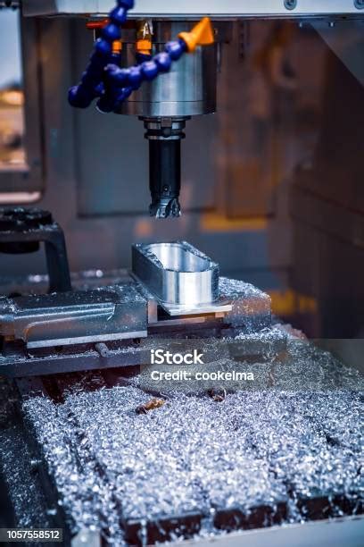 금속 가공 Cnc 밀링 머신입니다 절단 금속 현대 처리 기술입니다 Cnc 장치에 대한 스톡 사진 및 기타 이미지 Cnc 장치