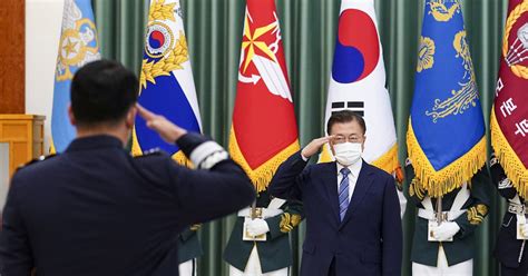 거수경례하는 문재인 대통령