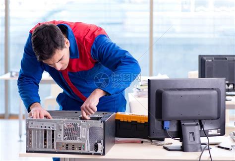 修电脑桌面的电脑维修专家高清图片下载 正版图片504480386 摄图网
