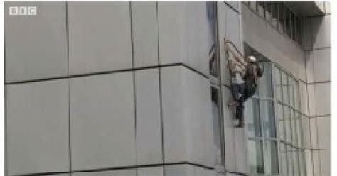 진공 청소기로 만든 스파이더맨 장갑 진짜 되네