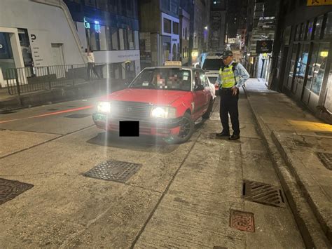 港島警打擊的士違例 拘3司機涉拒載 星島日報